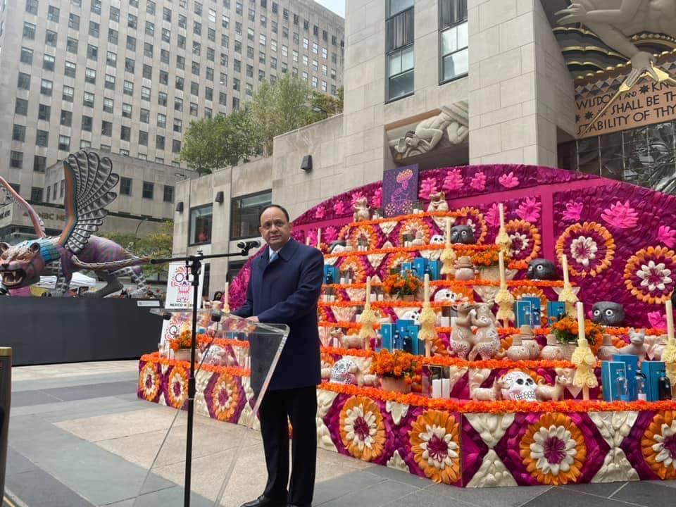 Instalan ofrenda de Día de Muertos en el Rockefeller Center | Con Acento