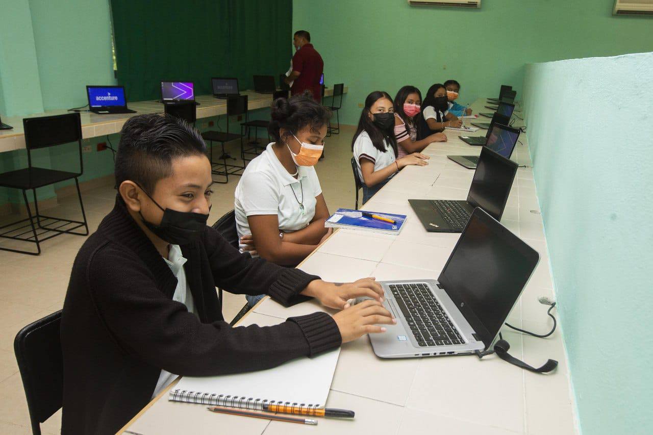 Estudiantes de Espita reciben laptops | Con Acento