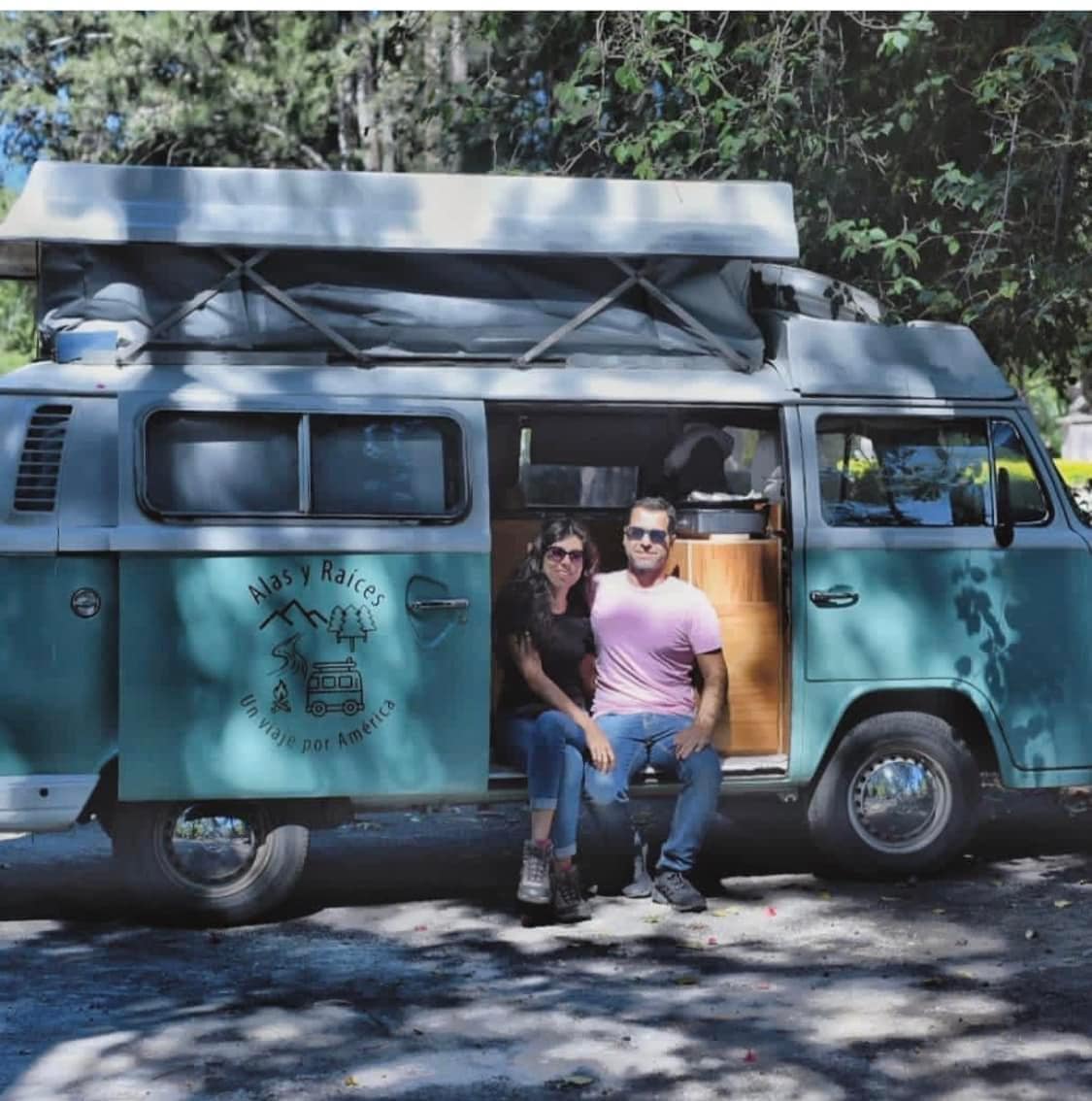 Buscan llegar hasta Argentina en su combi vendiendo café | Con Acento