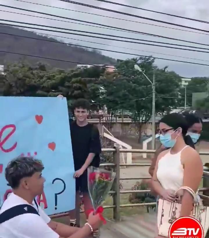 Estudiante se le declara a su maestro | Con Acento