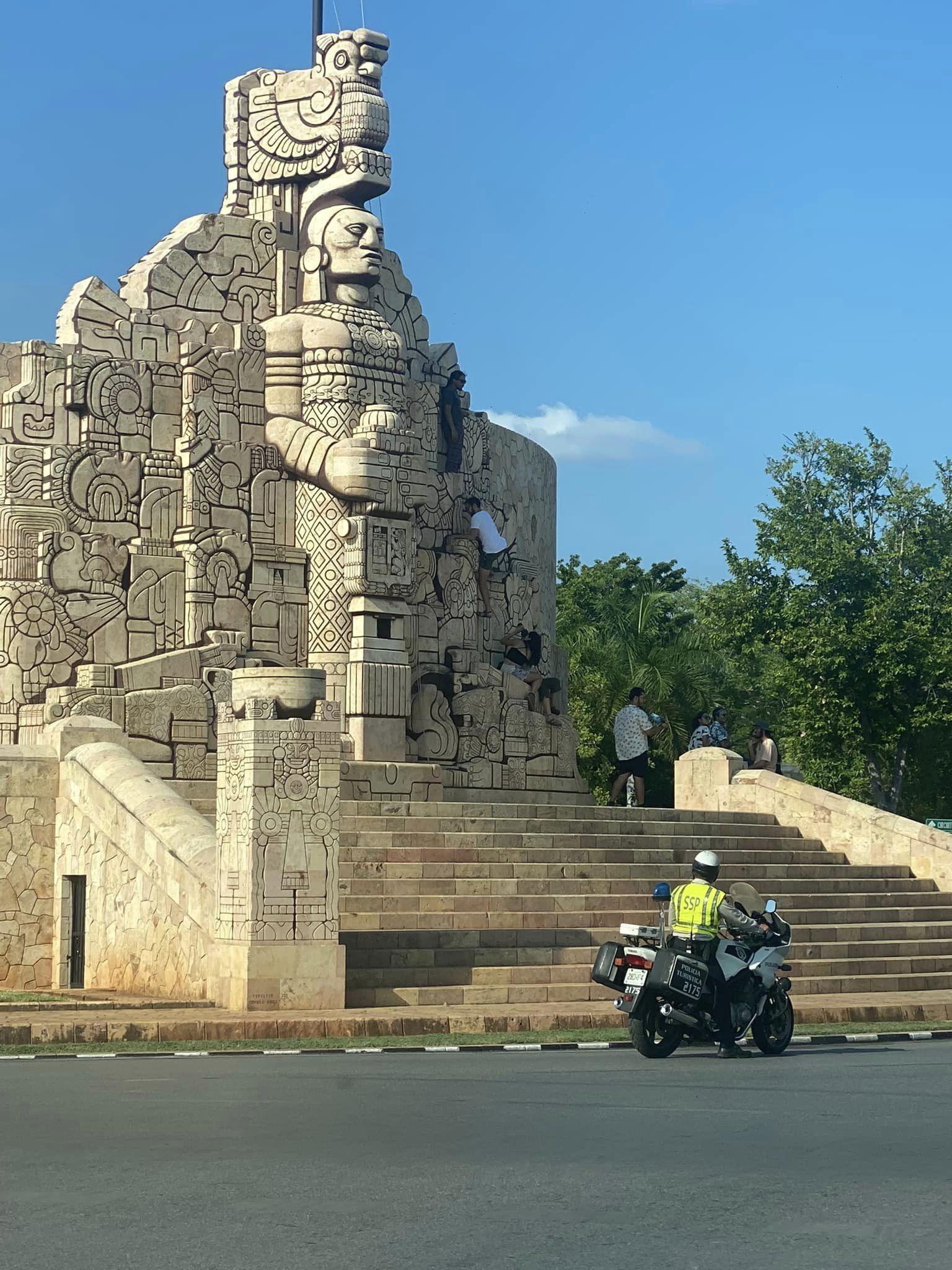 Turistas escalan Monumento a la Patria en Mérida | Con Acento