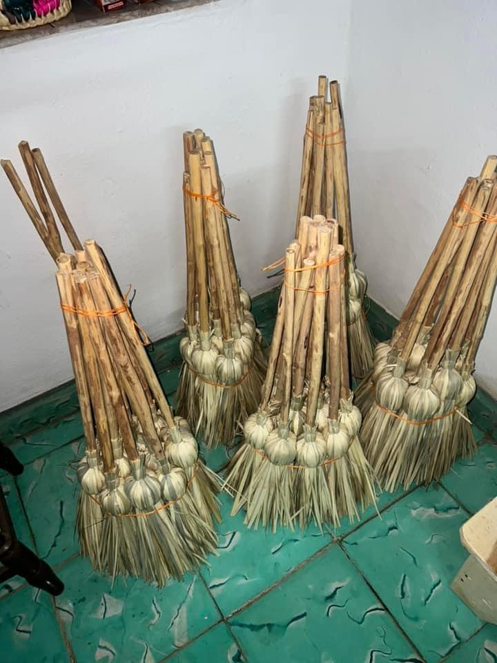 Pide ayuda para vender escobas de huano que fabrica su abuelo | Con Acento