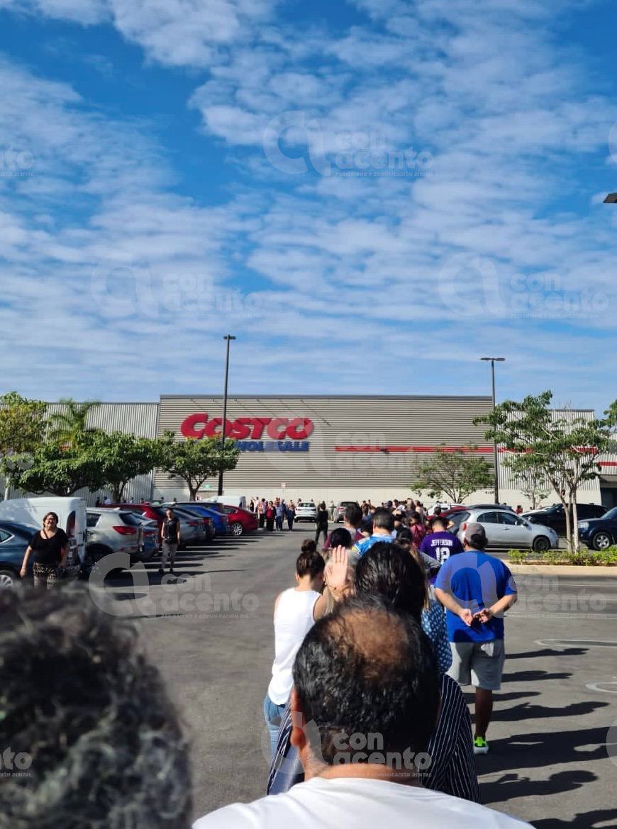 Kilométrica fila en el Costco de Mérida | Con Acento