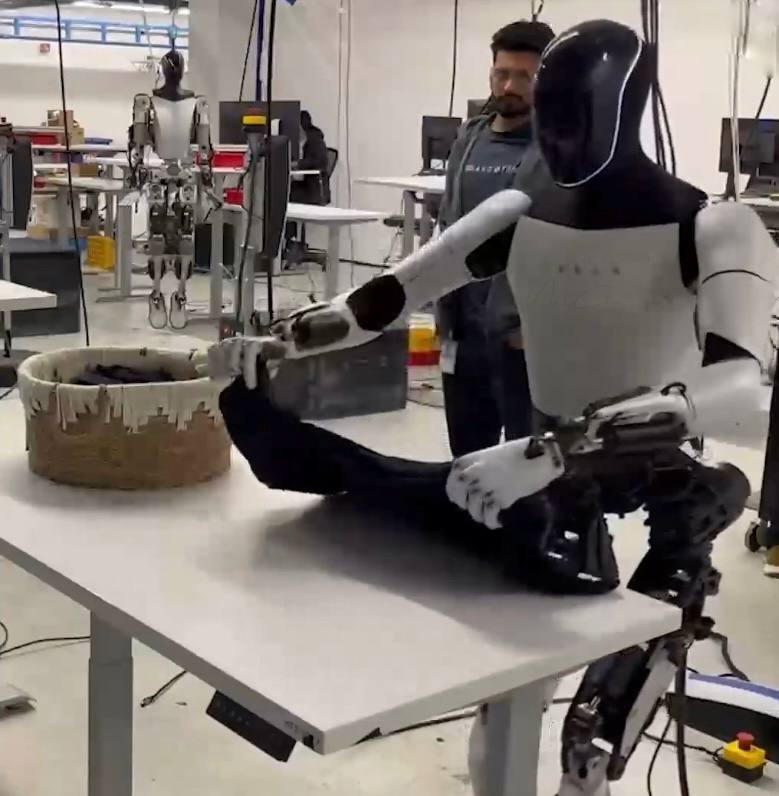 Robot “Optimus” de Tesla ya dobla ropa | Con Acento