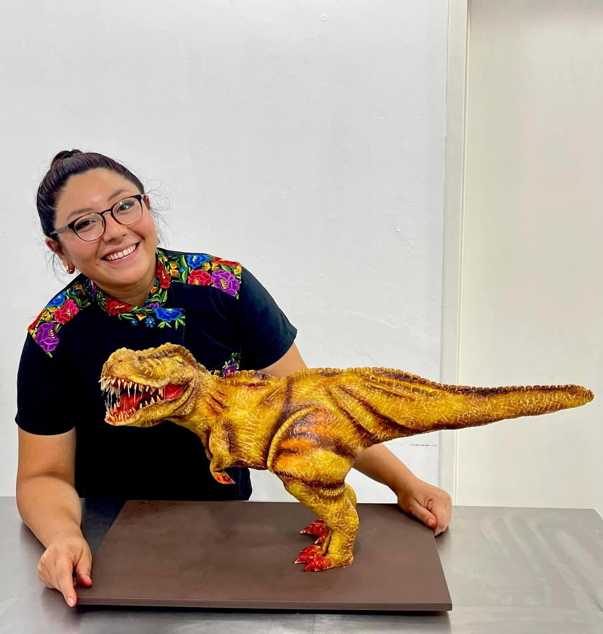 Crea increíble pastel con forma de T-Rex | Con Acento