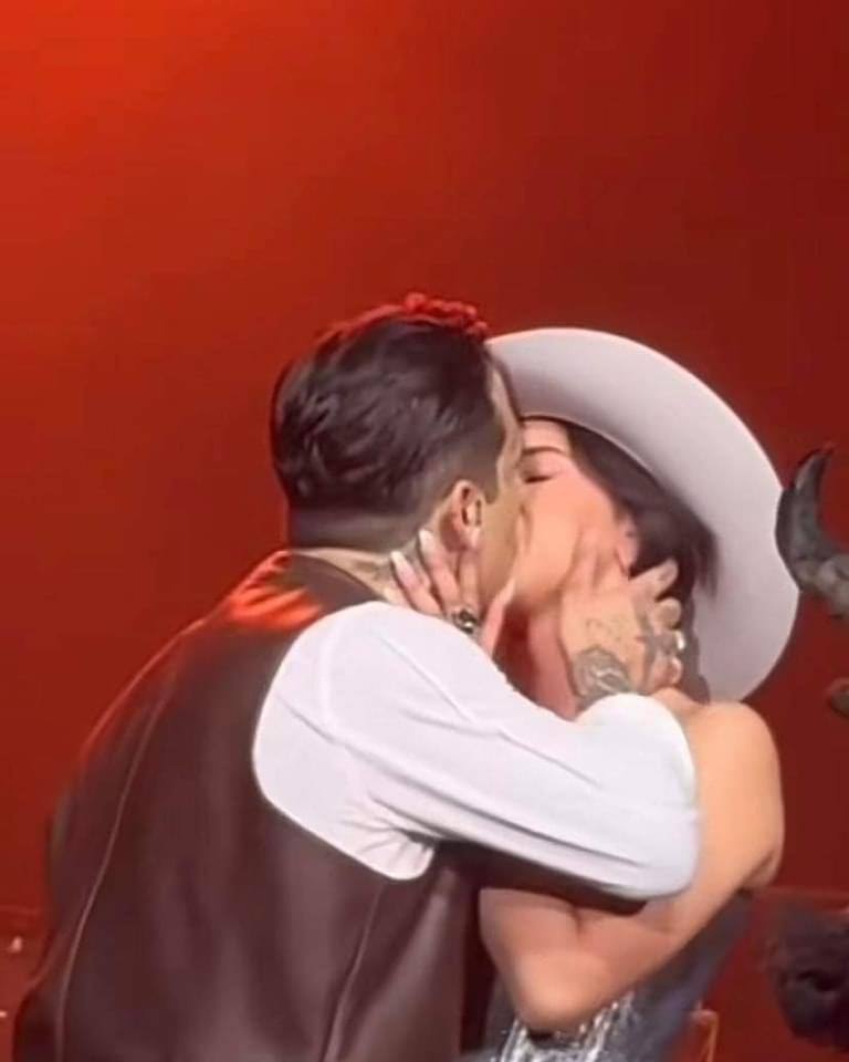 ¡Primer beso oficial! Nodal y Ángela ya no ocultan su amor | Con Acento