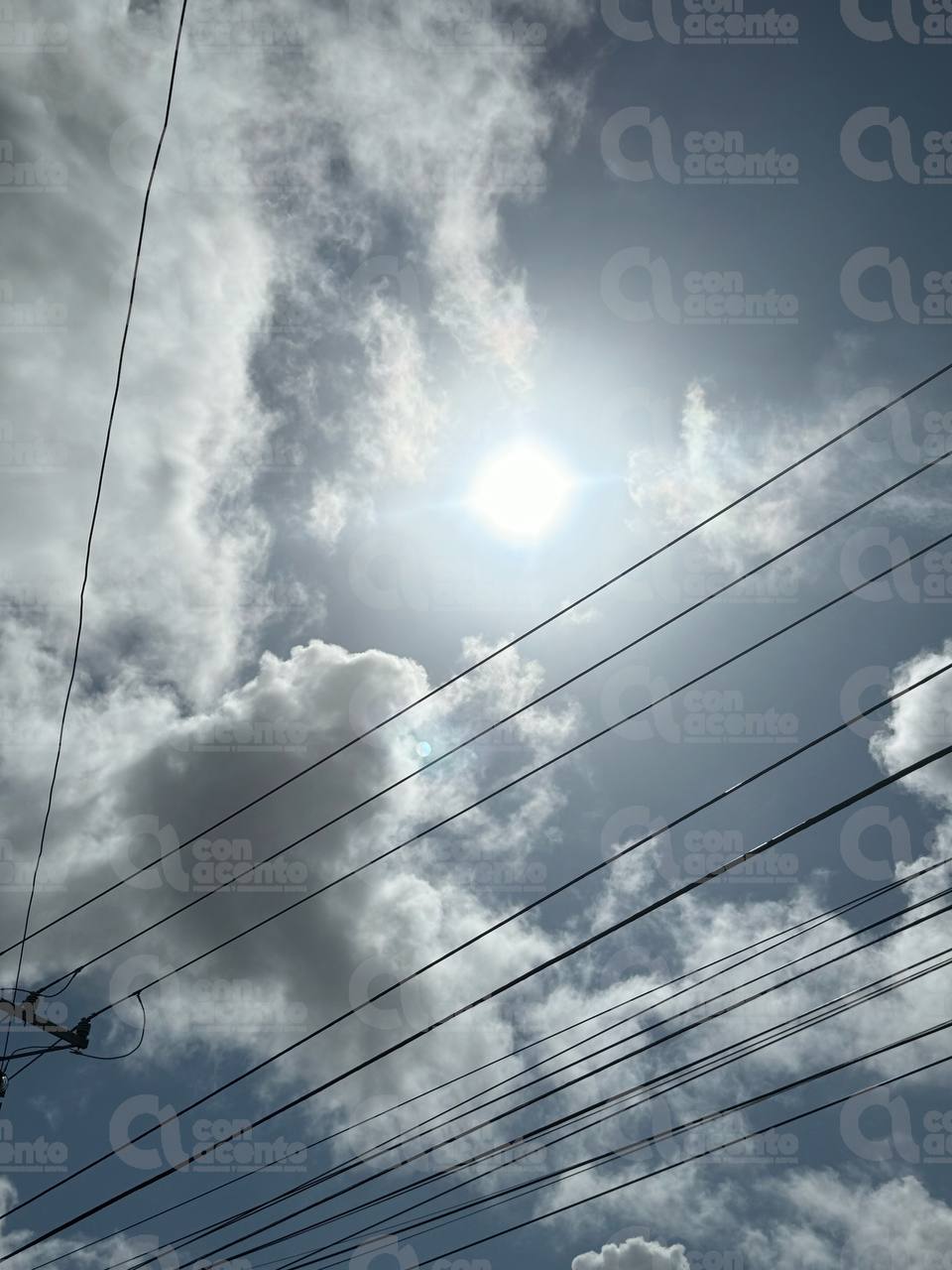 Reaparece el sol y el cielo azul | Con Acento
