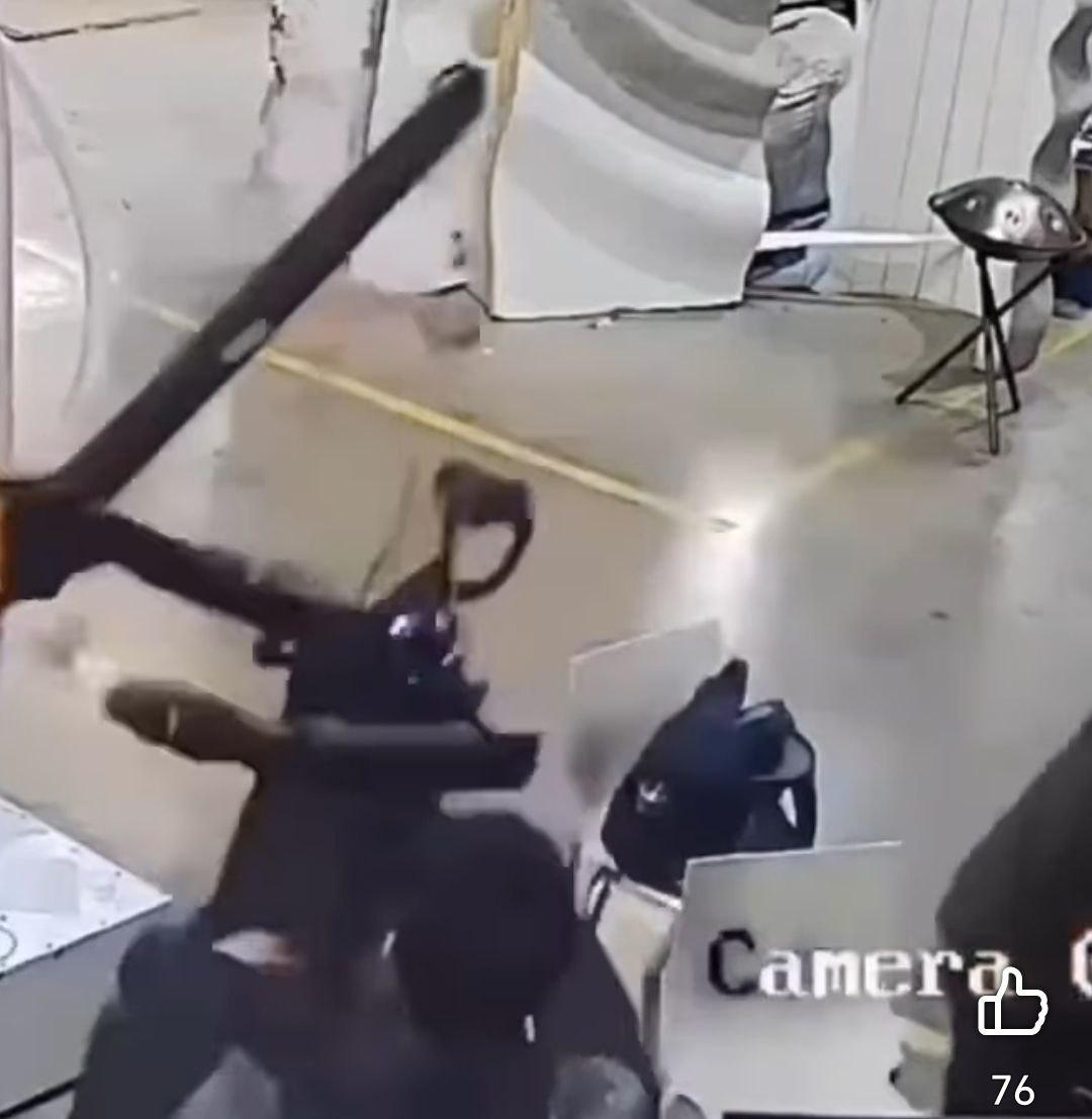 Robot humanoide ataca a sus fabricantes | Con Acento