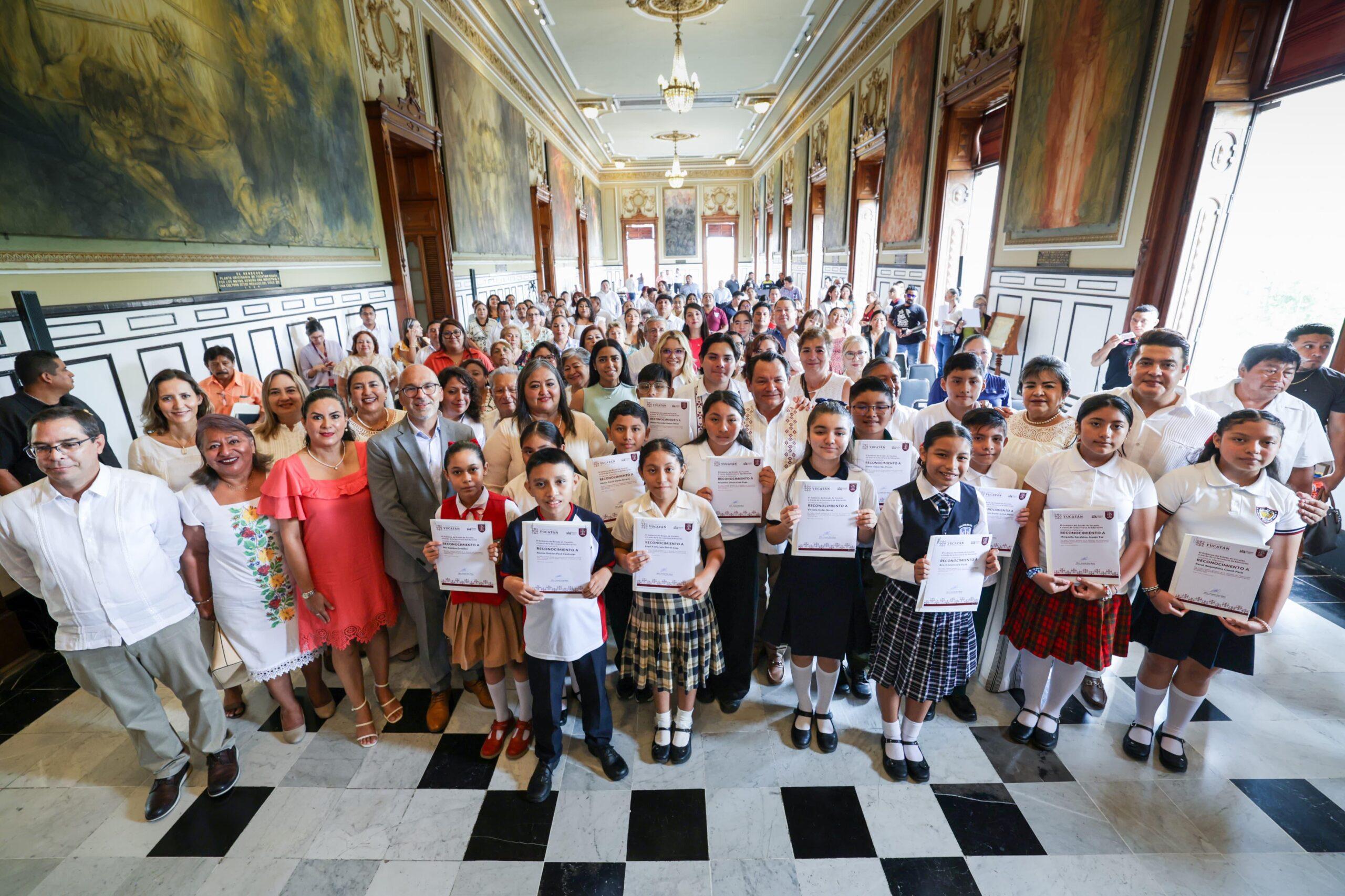 Reconocen a estudiantes destacados de Yucatán | Con Acento